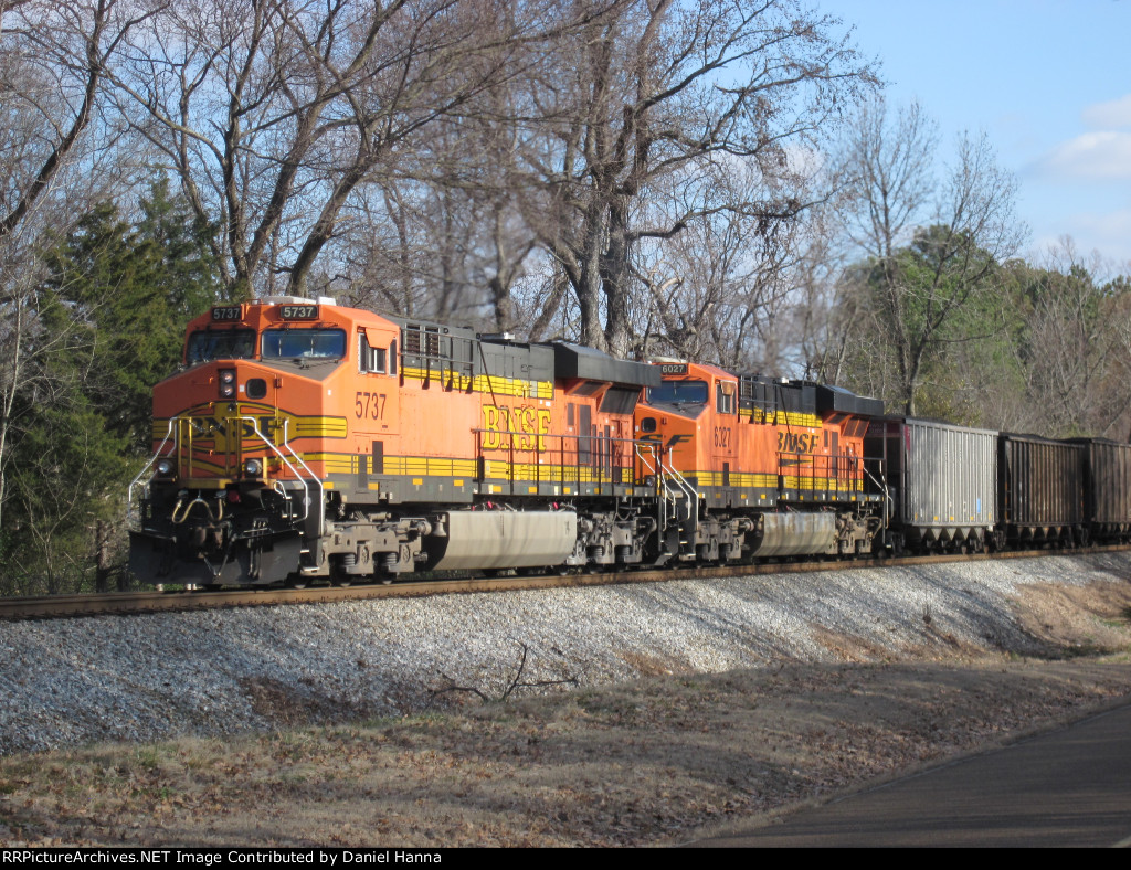 Two BNSF GEVO's with different schemes